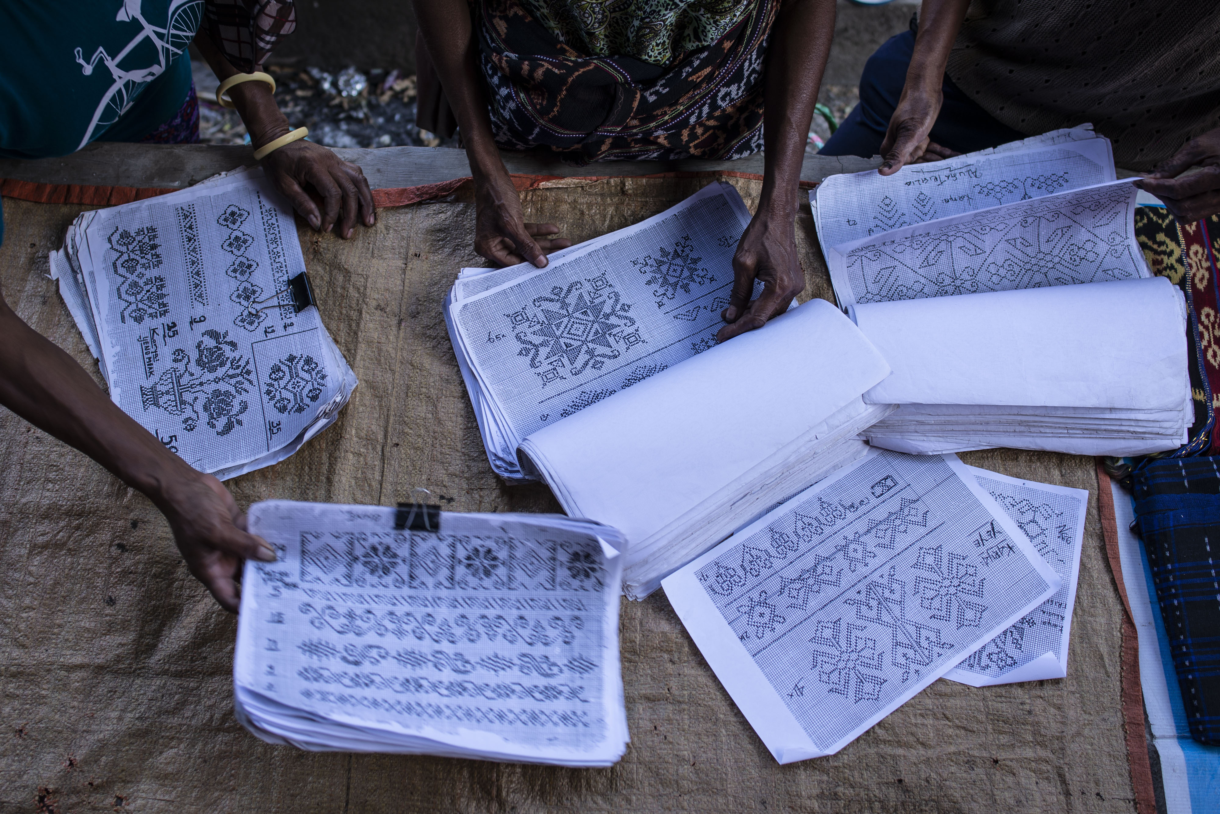 Foto: Tenun Ikat Pasar Alok | Tagar