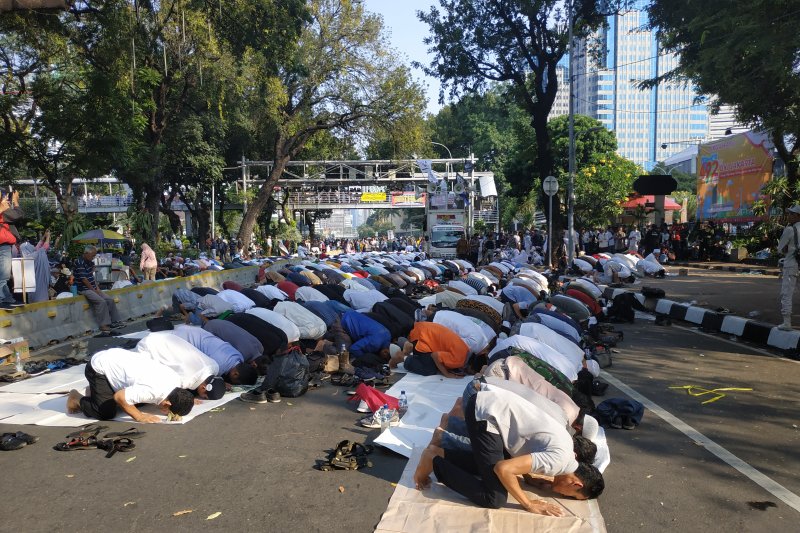 Massa Halalbihalal Bubarkan Diri dari Patung Kuda | Tagar Massa Halalbihalal Bubarkan Diri dari Patung Kuda | Tagar