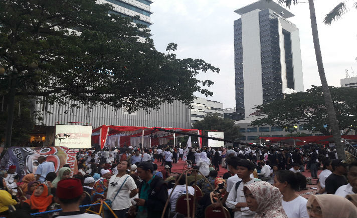 Ribuan Rakyat Datang, Spanduk SARA Malah Terpasang | Tagar