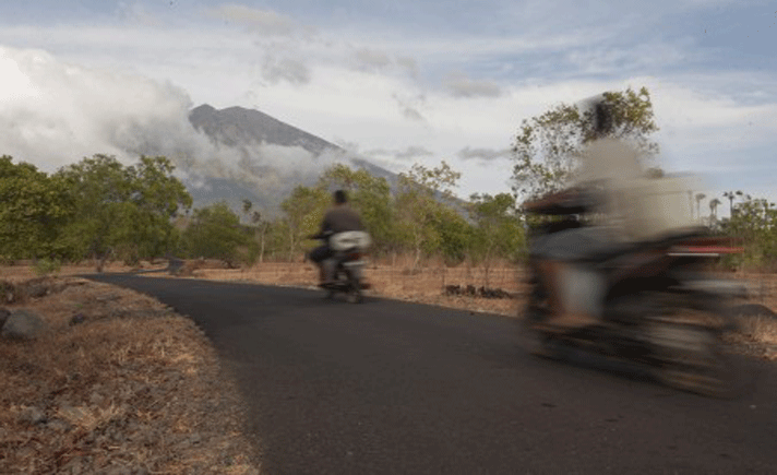 Aktifitas Gunung Agung Meningkat, Pengungsi ke Lombok Bertambah | Tagar