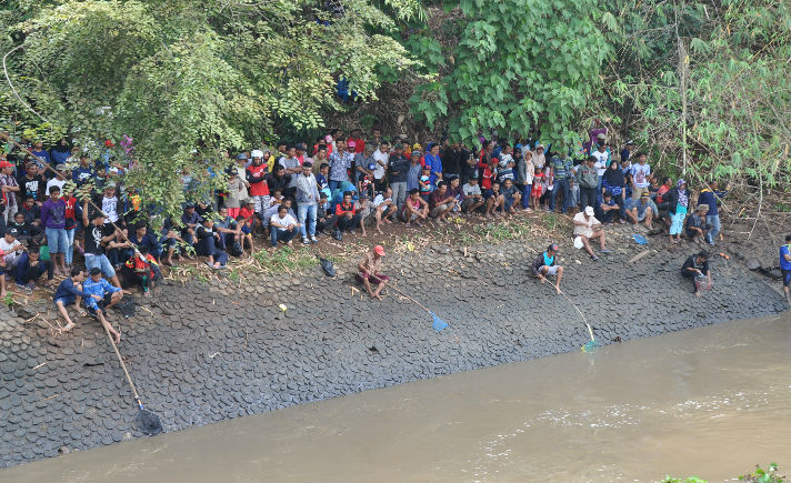 Bedahan Bendungan Gembiro, Ribuan Warga Panen Ikan | Tagar Bedahan Bendungan Gembiro, Ribuan Warga Panen Ikan | Tagar