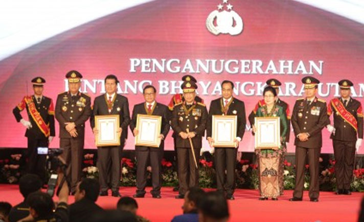 Tujuh Menteri Mendapat Bintang Bhayangkara | Tagar