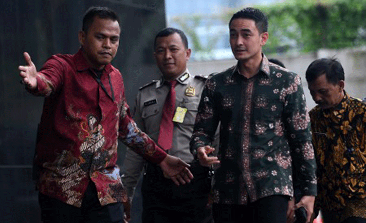 Geruduk Jambi, KPK Geledah Rumah Dinas Zumi Zola | Tagar Geruduk Jambi, KPK Geledah Rumah Dinas Zumi Zola | Tagar