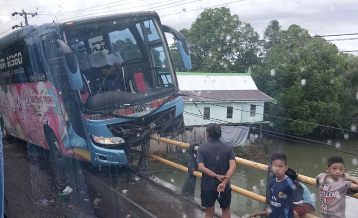Bus Tabrak Jembatan di Maros, Satu Penumpang Tewas Terpental ke Sungai ... Bus Tabrak Jembatan di Maros, Satu Penumpang Tewas Terpental ke Sungai ...