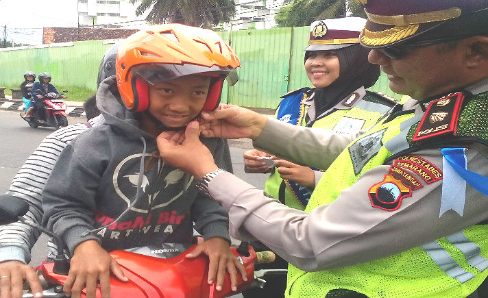 Lucu, Langgar Lantas, Pengendara Dipasangi Pin 'Terciduk' | Tagar