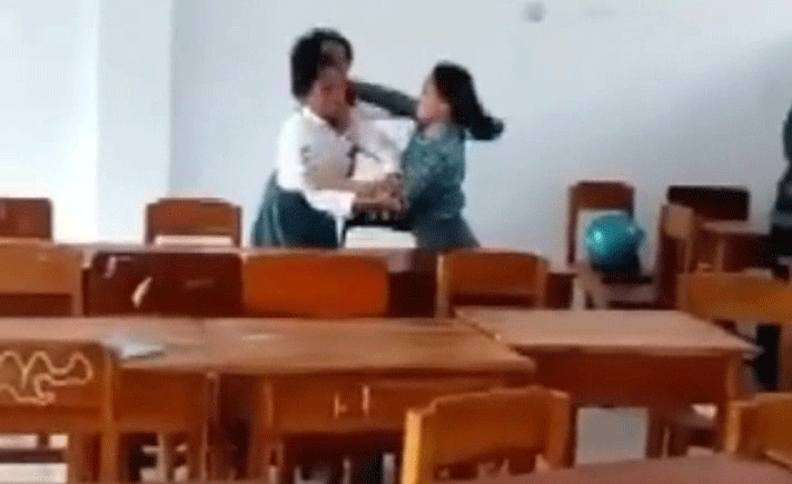 Viral! Video dua Siswi Berkelahi Dalam Kelas, Rebutan Cowok | Tagar Viral! Video dua Siswi Berkelahi Dalam Kelas, Rebutan Cowok | Tagar