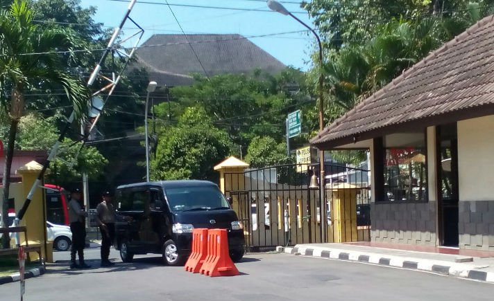Jarak 10 Meter, Pengunjung Kantor Polisi Harus Membuka Tas | Tagar