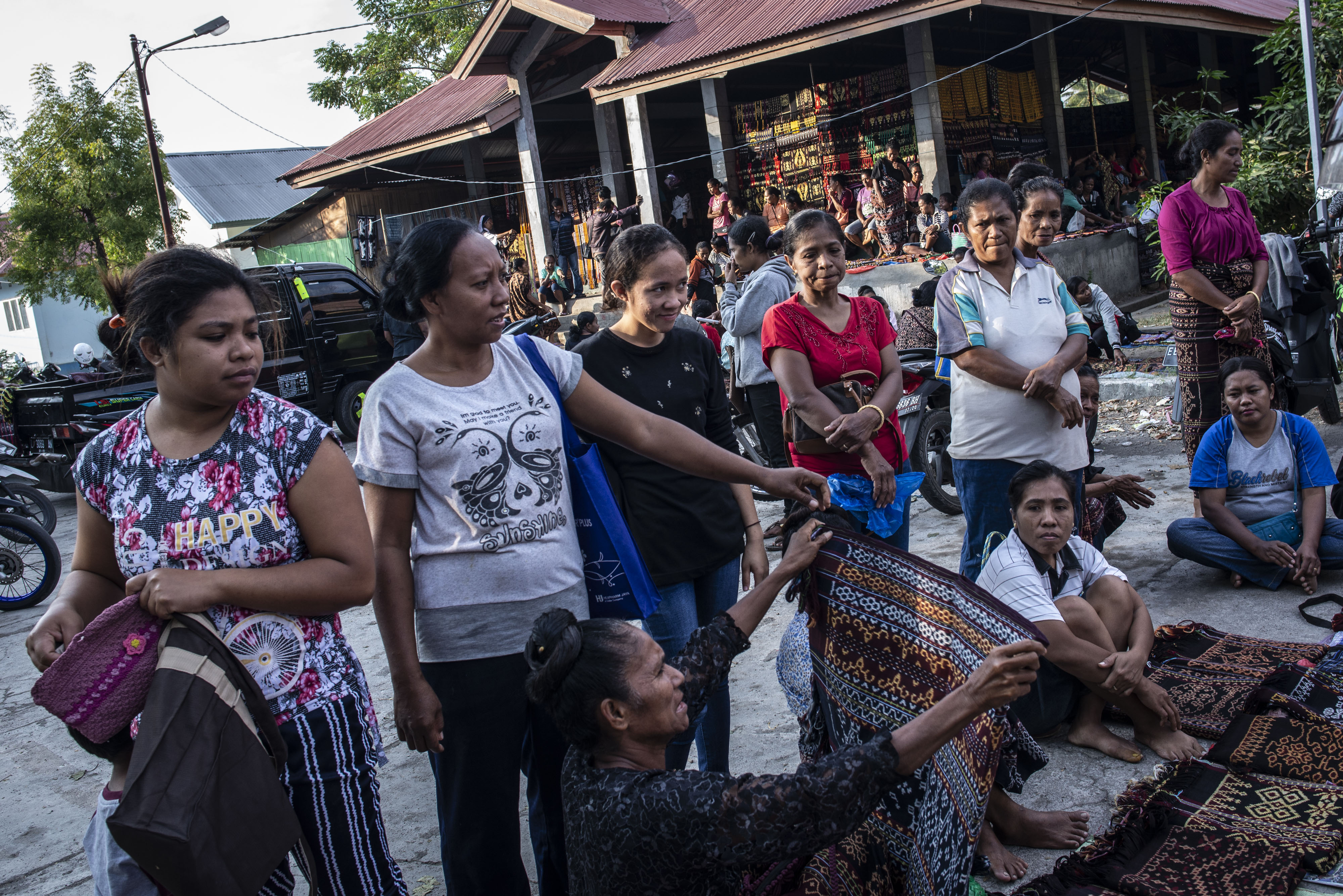 Foto: Tenun Ikat Pasar Alok | Tagar