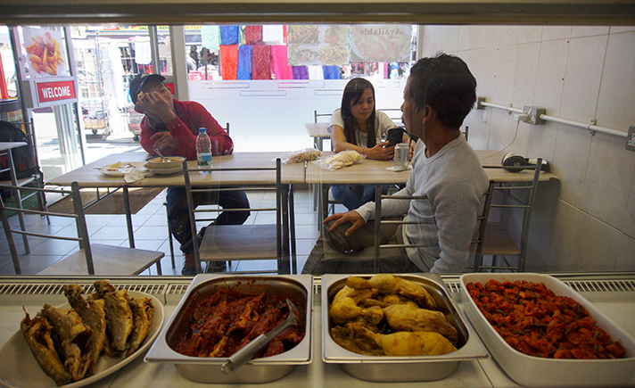 Raup Rp 5 Juta per Bulan, Begini Suasana Warung Makan Indonesia di ...