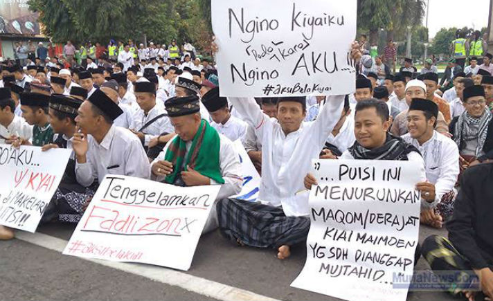 Ribuan Santri Turun ke Jalan, Tuntut Fadli Zon Berhenti Menghina Kiai ... Ribuan Santri Turun ke Jalan, Tuntut Fadli Zon Berhenti Menghina Kiai ...