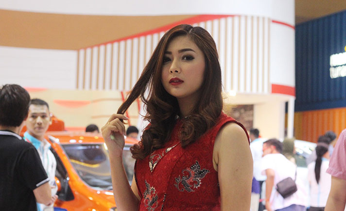 Cuma 11 Hari, SPG Cantik IIMS 2018 Kantongi Jutaan Rupiah | Tagar