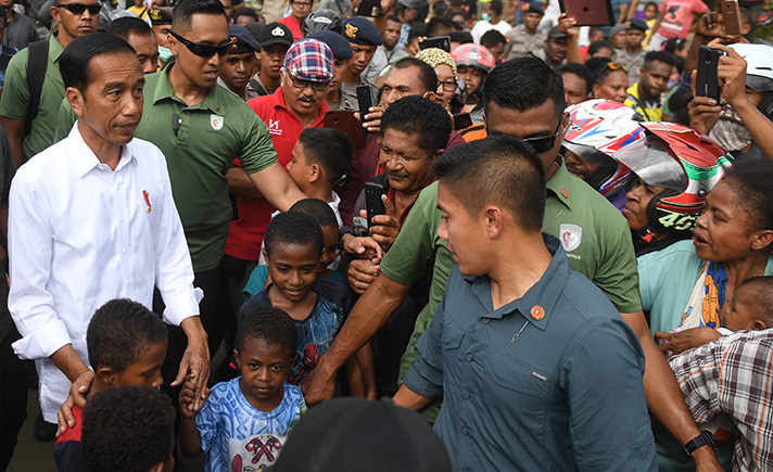 Foto: Jokowi Bersama Anak Sentani di Posko Pengungsian | Tagar Foto: Jokowi Bersama Anak Sentani di Posko Pengungsian | Tagar