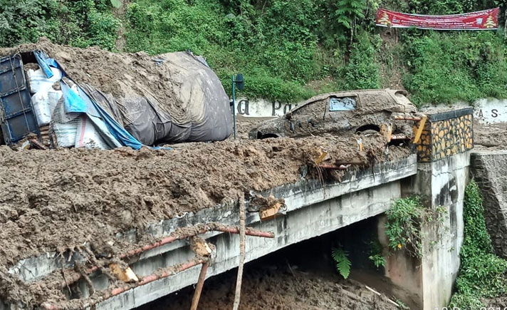Jalan Siantar-Parapat Putus Tertimpa Longsor, 3 Mobil Tertimbun | Tagar