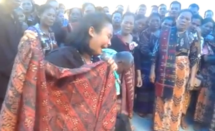 Video Viral, Boru Sebayang Ini Bernyanyi di Depan Jenazah Kekasihnya ...