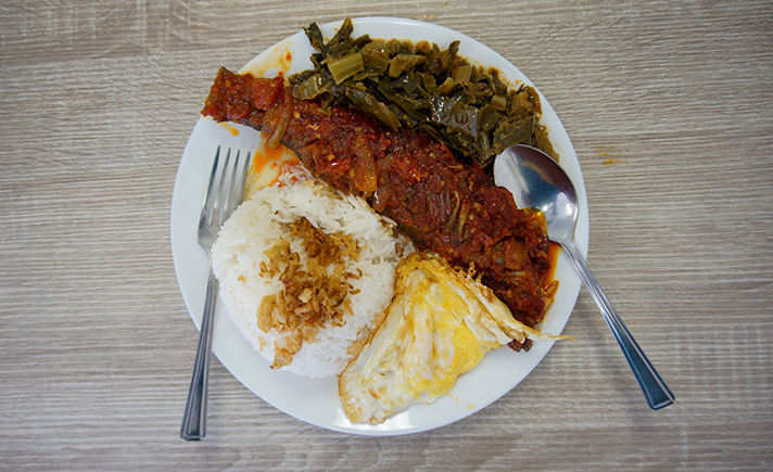 Raup Rp 5 Juta per Bulan, Begini Suasana Warung Makan Indonesia di ...
