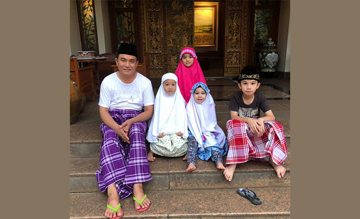 Foto: Keharmonisan Yusril Ihza Mahendra Bersama Keluarga | Tagar