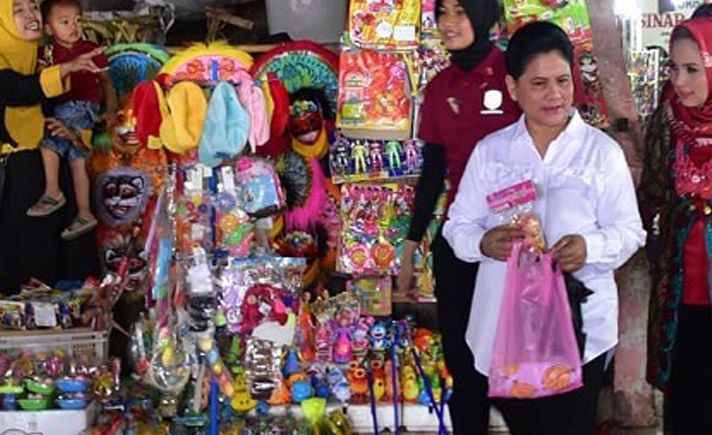Foto: Iriana Hadiahi Cucunya Boneka Rp 50 Ribu | Tagar