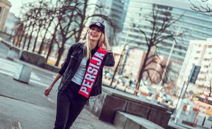 Viral, Foto Model Cantik Polandia Pakai Atribut Persija | Tagar