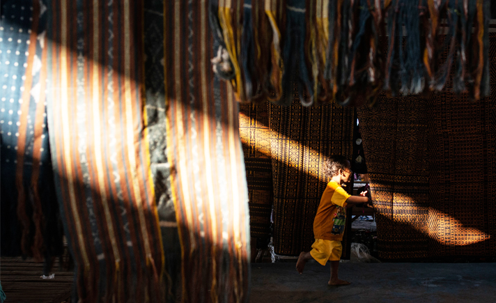 Foto: Tenun Ikat Pasar Alok | Tagar