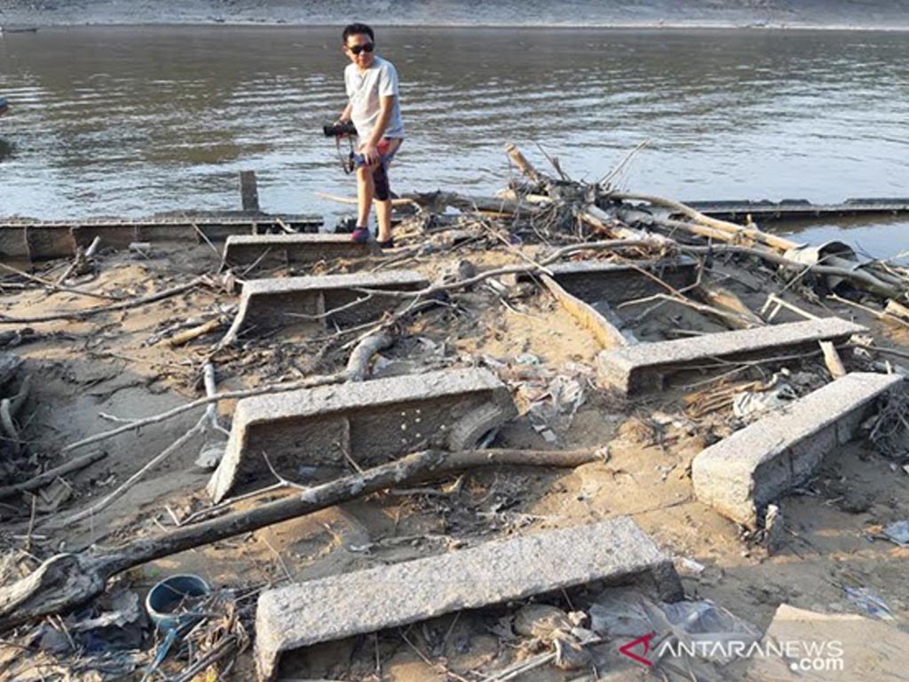 Bangkai Kapal Onrust Terlihat Saat Sungai Barito Surut | Tagar Bangkai Kapal Onrust Terlihat Saat Sungai Barito Surut | Tagar