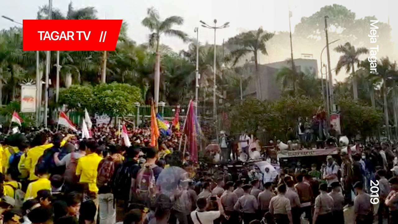 Dua Kelompok Massa Demonstrasi di Depan Gedung DPR | Tagar