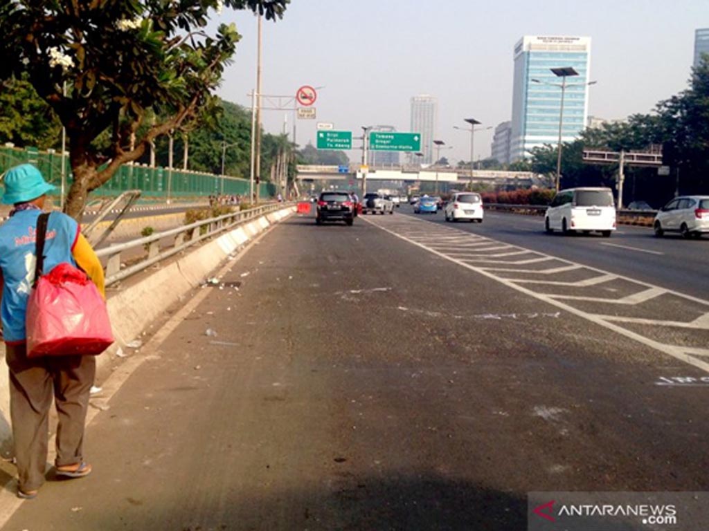 Pintu Keluar Tol Arah Slipi Masih Ditutup untuk Umum | Tagar Pintu Keluar Tol Arah Slipi Masih Ditutup untuk Umum | Tagar