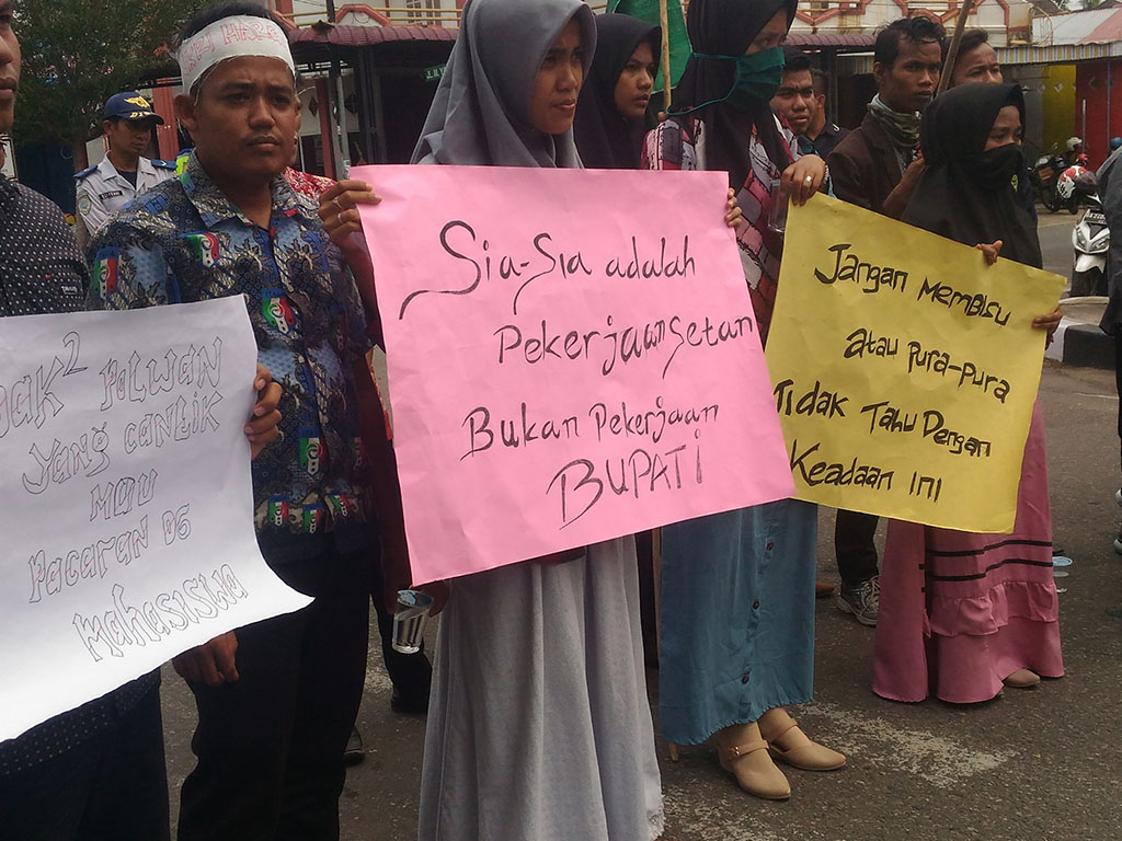 Mahasiswa di Pessel Nilai Bupati Hendrajoni Gagal | Tagar Mahasiswa di Pessel Nilai Bupati Hendrajoni Gagal | Tagar