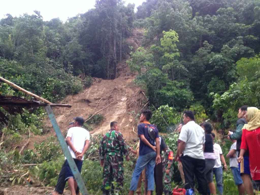 Jalan Lintas Sibolga - Barus Lumpuh Akibat Longsor | Tagar