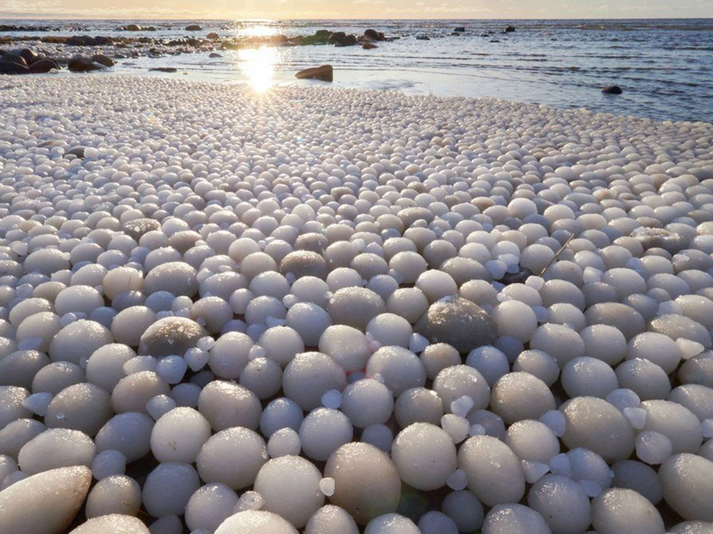 Pantai Finlandia Ditutupi Bola Es Berbentuk Telur | Tagar