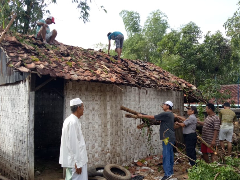 Belasan Rumah di Sampang Diterjang Puting Beliung | Tagar Belasan Rumah di Sampang Diterjang Puting Beliung | Tagar