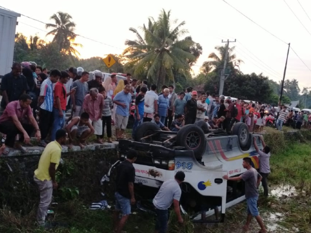 Bus Terbalik di Padang Pariaman, 12 Orang Luka-luka | Tagar Bus Terbalik di Padang Pariaman, 12 Orang Luka-luka | Tagar