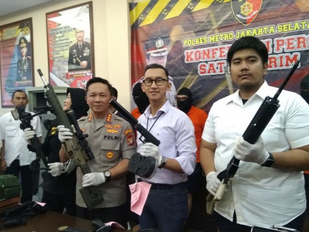 Polisi Menelusuri Jual-Beli Senpi Putra Ayu Azhari | Tagar Polisi Menelusuri Jual-Beli Senpi Putra Ayu Azhari | Tagar