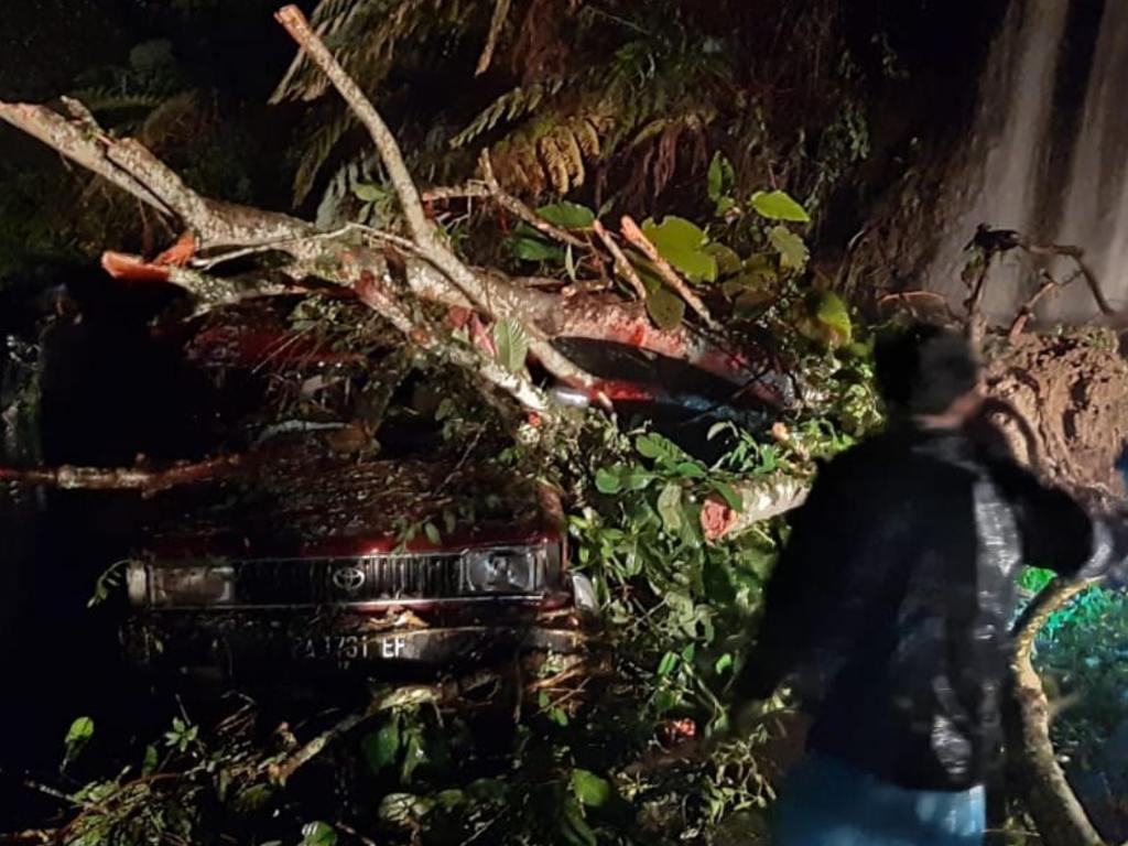 Longsor Tebing Bukit Timpa Mobil di Tanah Datar | Tagar Longsor Tebing Bukit Timpa Mobil di Tanah Datar | Tagar