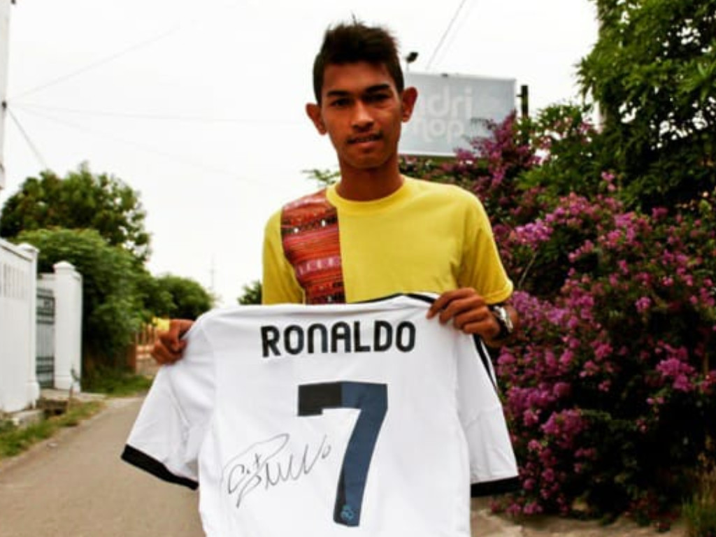 Jersey Martunis Anak Angkat Ronaldo Laku Rp 180 Juta | Tagar