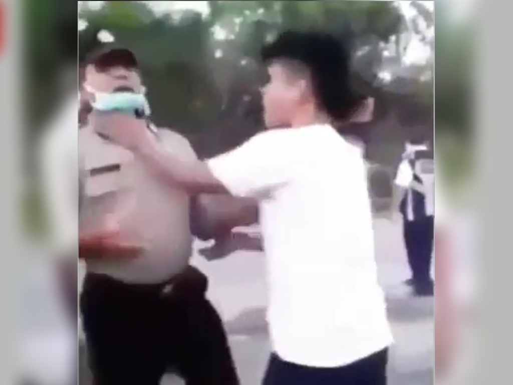 Viral Pemuda Mabuk Cekik Leher Polisi | Tagar