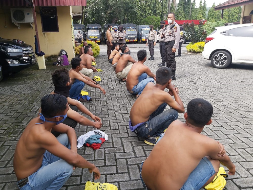 26 Preman Medan Ditangkap, Baju Dibuka Saku Diperiksa | Tagar