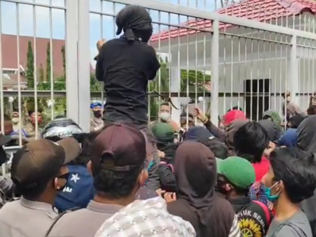 Krisis Air Bersih, Warga Maros Unjuk Rasa | Tagar Krisis Air Bersih, Warga Maros Unjuk Rasa | Tagar