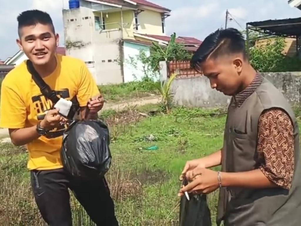 Youtuber Edo Putra Bagikan Daging Kurban Isi Sampah | Tagar