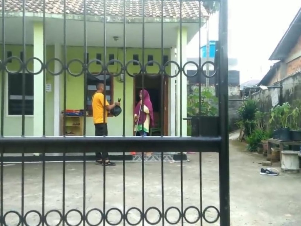 Youtuber Edo Putra Bagikan Daging Kurban Isi Sampah | Tagar