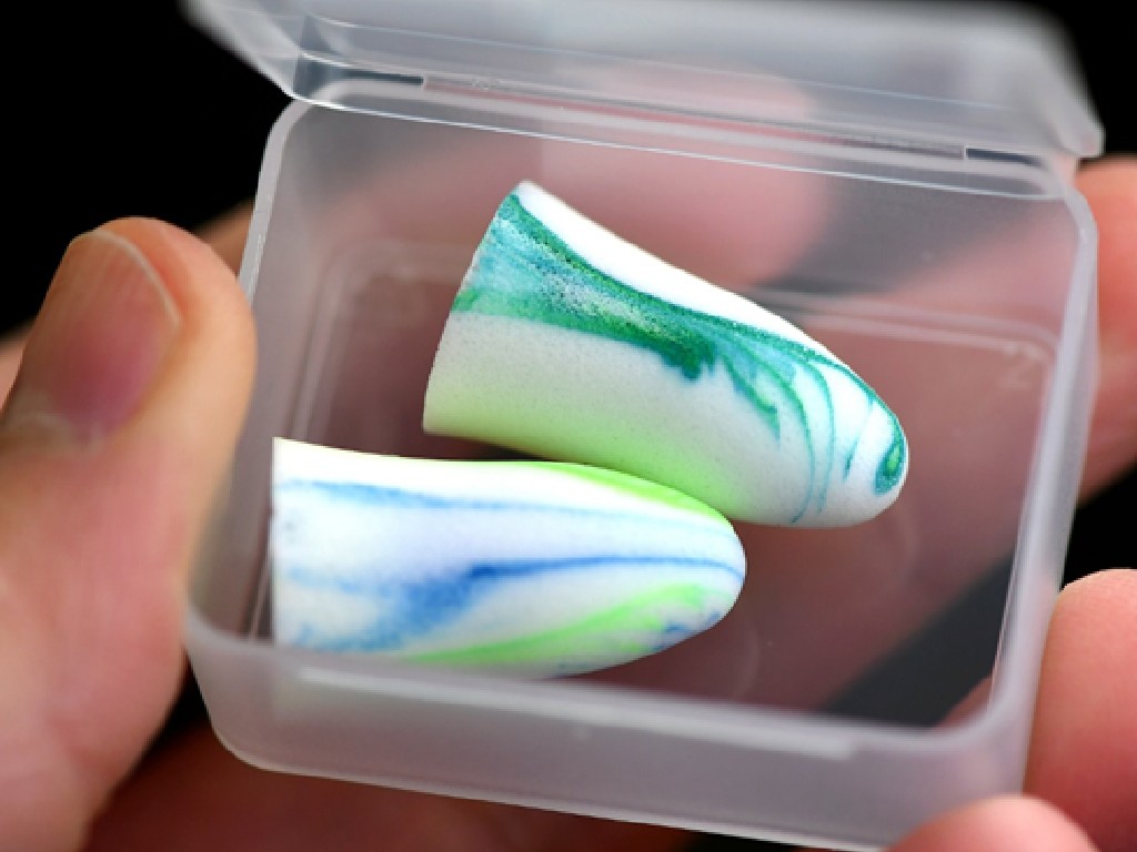 2 Kesalahan saat Tidur Menggunakan Ear Plug dan Risikonya | Tagar