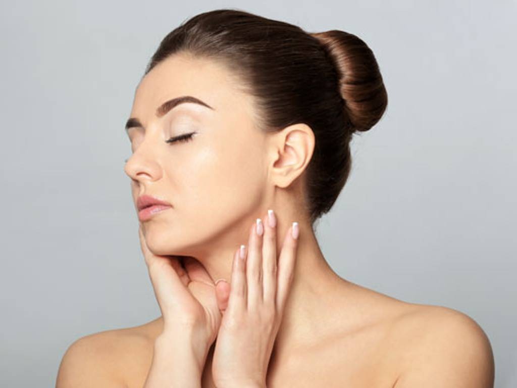 Bingung Samarkan Lipatan Hitam di Leher? Berikut Solusinya | Tagar