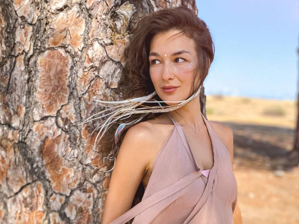 Viral Influencer Rusia Foto Bugil di Pohon Keramat di Bali | Tagar