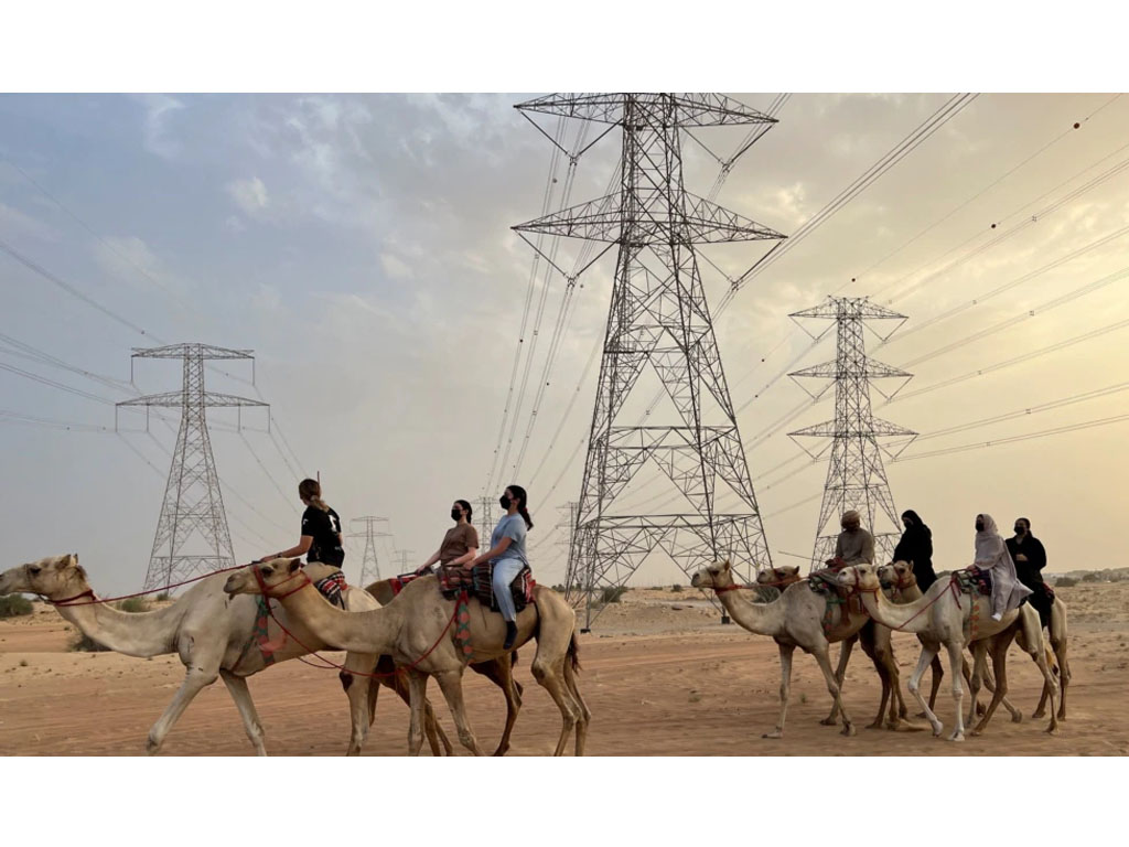 Sekolah Pertama untuk Belajar Menunggang Unta di Dubai | Tagar