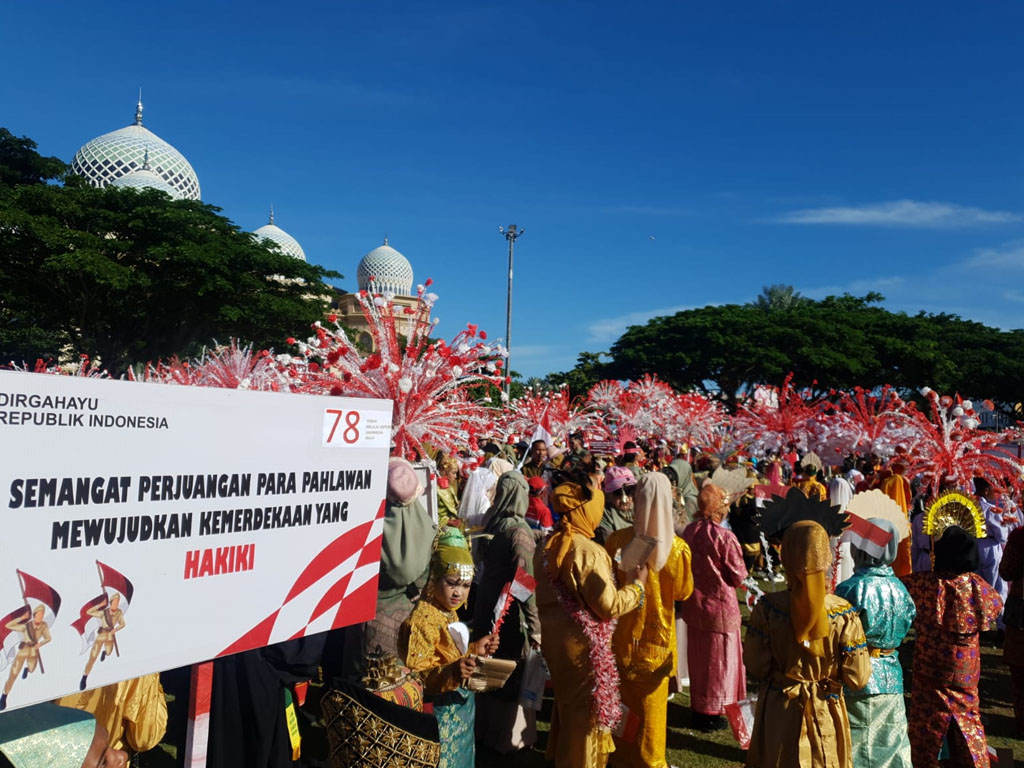 Lautan Manusia Padati Kota Lhokseumawe Meriahkan Pawai HUT Kemerdekaan Ke-78 Republik Indonesia ...