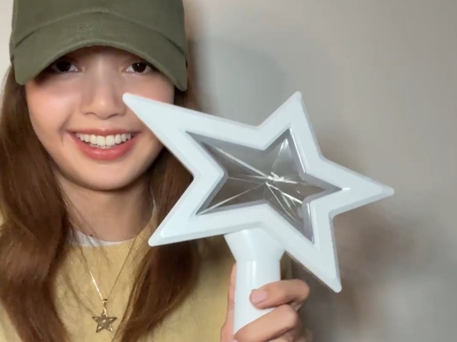 Lisa BLACKPINK Umumkan Light Stick Solo | Tagar