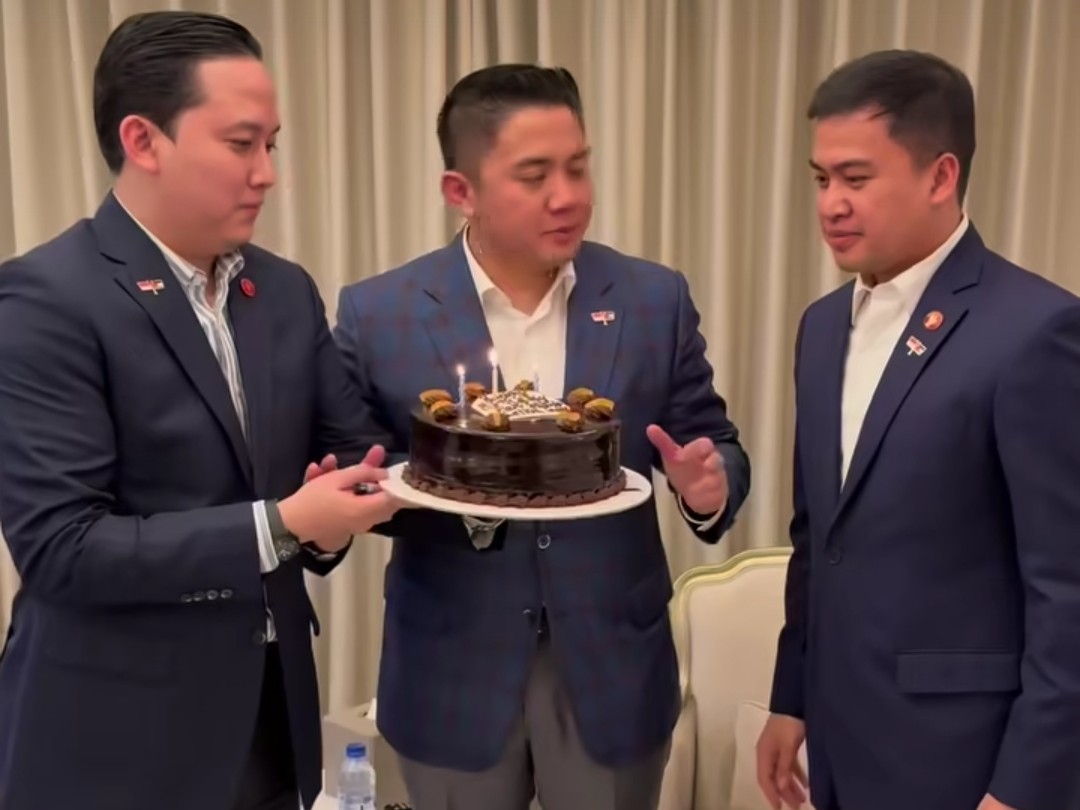 Momen Mengharukan: Presiden Prabowo dan Staf Rayakan Ulang Tahun Seskab Teddy | Tagar